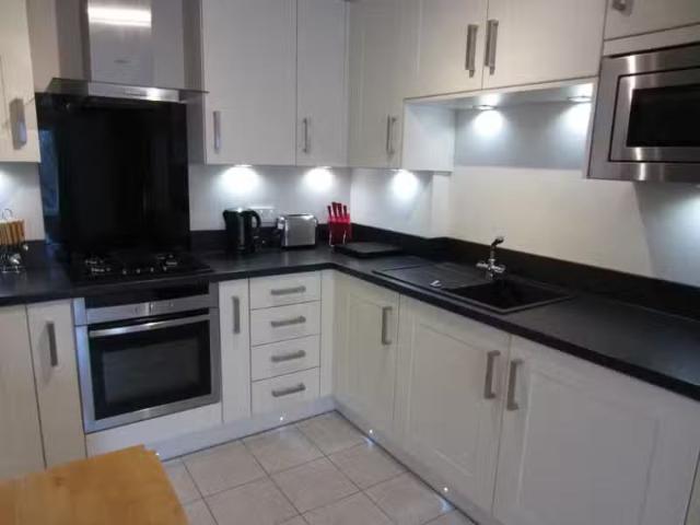 Nice 1 BA 2 bedroom flat for rent in Whitehall Mews, Whitehall.