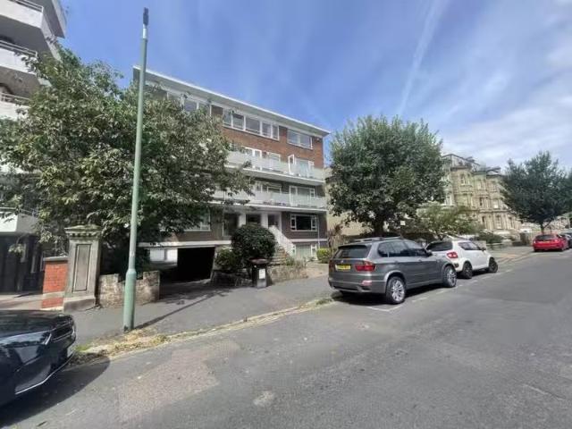 Rental! 1 BA 2 bedroom flat for rent in The Ambassadors, Wilbu.