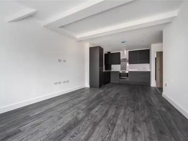 Charming 1 BA 2 bedroom flat for rent in The Broadway, St. Pet.