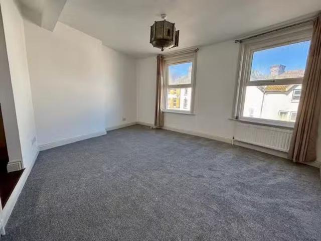 Nice 1 BA 2 bedroom flat for rent in The Triangle, Bournemouth.