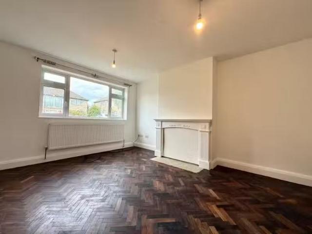 For Rent! 1 BA 2 bedroom flat for rent in Twickenham Gardens.