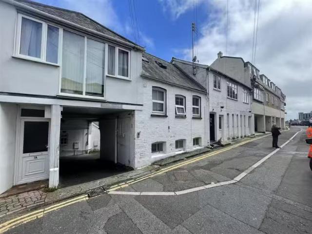 Deal! 1 BA 2 bedroom flat for rent in Upper Norwich Road, Bour.