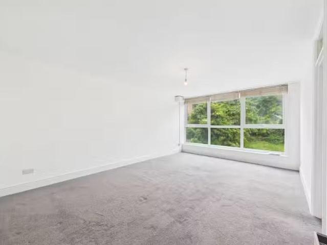 Nice 1 BA 2 bedroom flat for rent in Valley Road, Bromley, Ken.