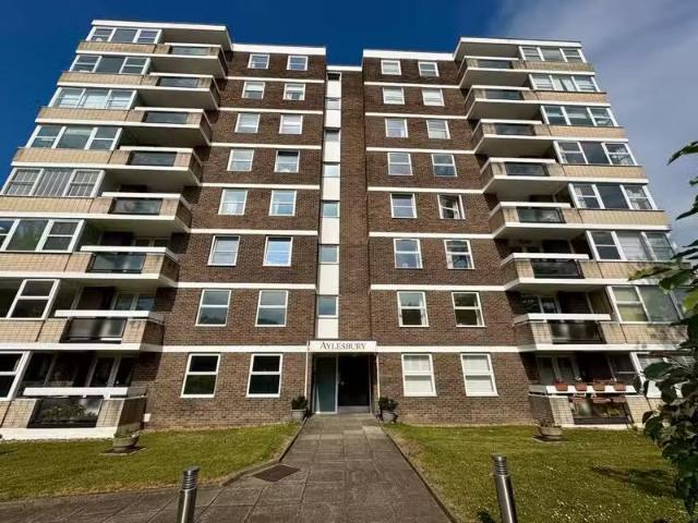 Just in! 1 BA 2 bedroom flat for rent in York Avenue, Hove, BN3