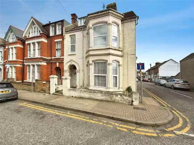 Just in! 1 BA 2 bedroom Flat to rent, Balmoral Road, Gillingha.