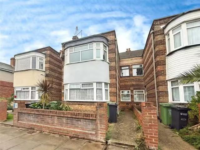 Cheap 1 BA 2 bedroom Flat to rent, Northern Parade, Portsmouth.