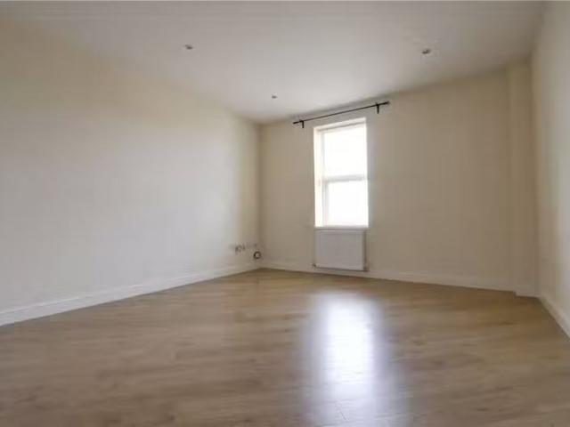 Just in! 1 BA 2 bedroom Flat to rent, Old Co Op Buildings, Rai.