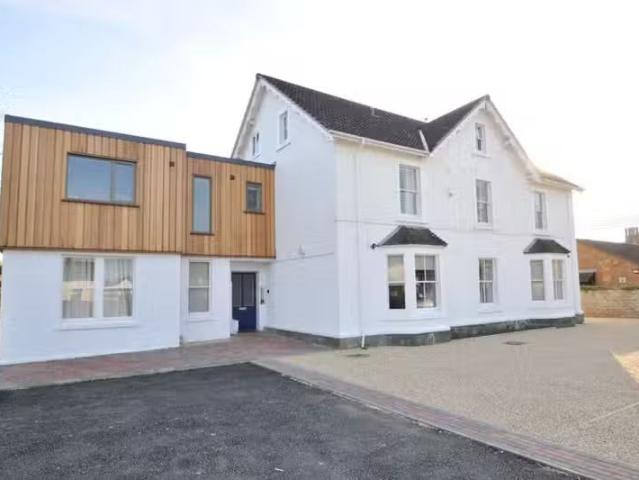 Nice 1 BA 2 bedroom Flat to rent, Station Road, Yate, BS37 £1.
