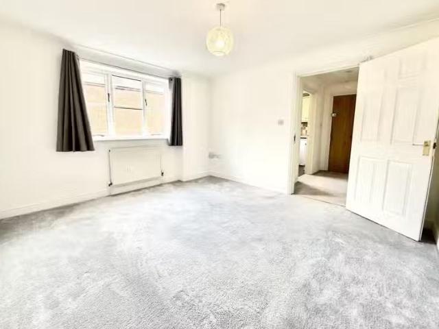 Rental! 1 BA 2 bedroom ground floor flat for rent in Palace Co.