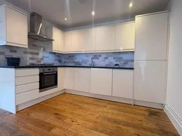 Nice 1 BA 2 bedroom ground floor flat for rent in Risdale Road.