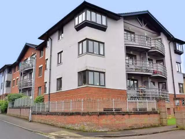 Deal! 1 BA 2 bedroom ground floor flat for rent in Saffron Cou.