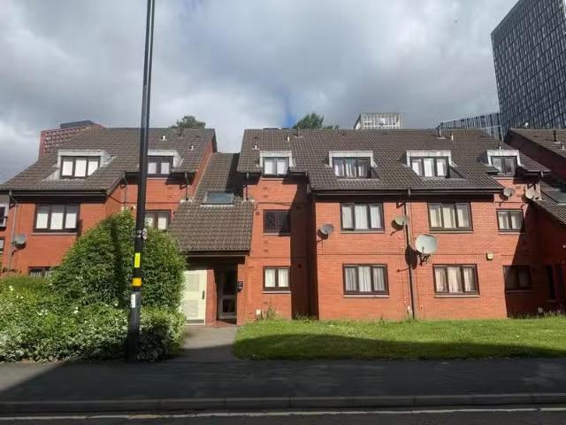 Nice 1 BA 2 bedroom ground floor flat for rent in William Stre.