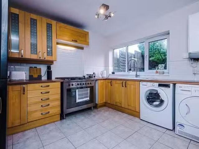 Deal! 1 BA 2 bedroom house for rent in Woodington Road, Sutton.