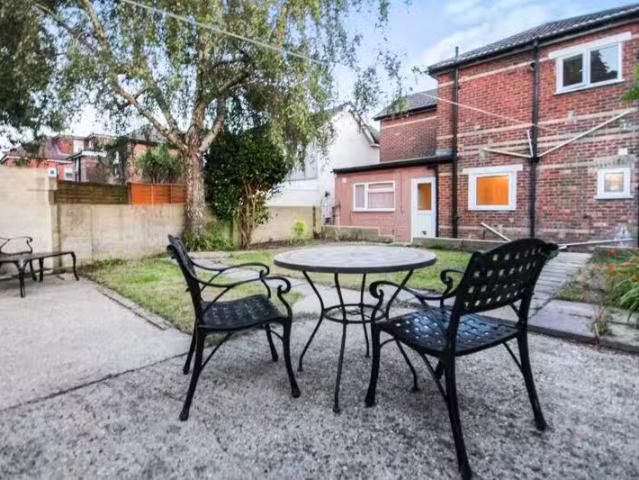 Cozy 1 BA 2 bedroom property for rent in Winton, Bournemouth.