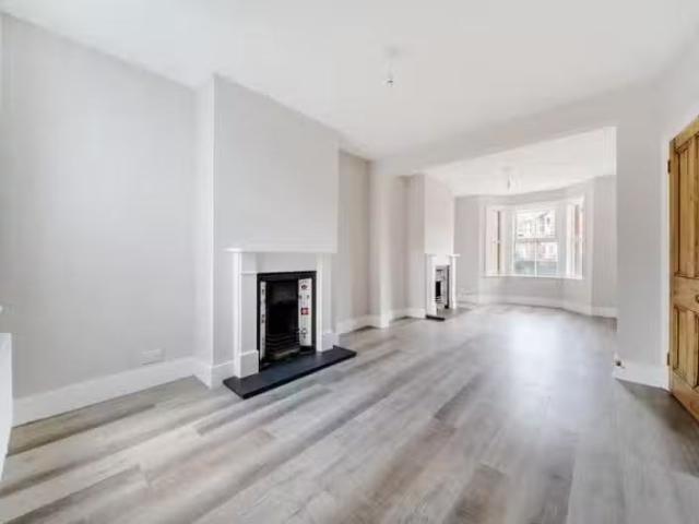 Nice 1 BA 2 bedroom semi detached house for rent in Homesdale.