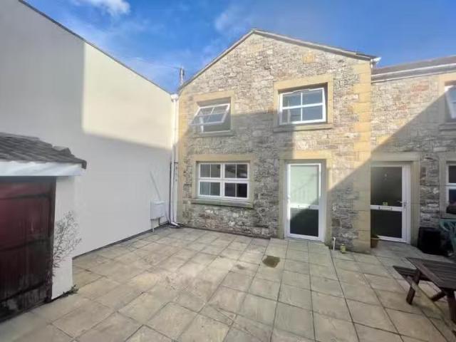 Cheap 1 BA 2 bedroom semi detached house for rent in Orchard P.