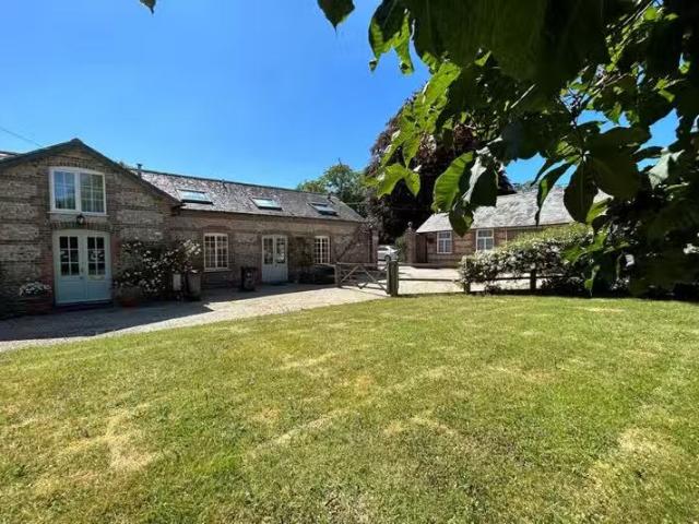 Cozy 1 BA 2 bedroom semi detached house for rent in Piddlehint.
