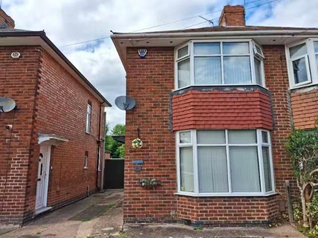 Nice 1 BA 2 bedroom semi detached house for rent in Weston Par.