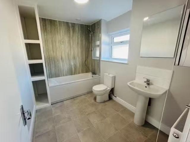 Cheap 1 BA 2 bedroom terraced house for rent in Middle Street.