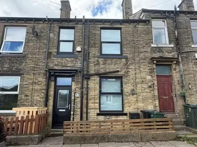 Nice 1 BA 2 bedroom terraced house for rent in Albion Street.