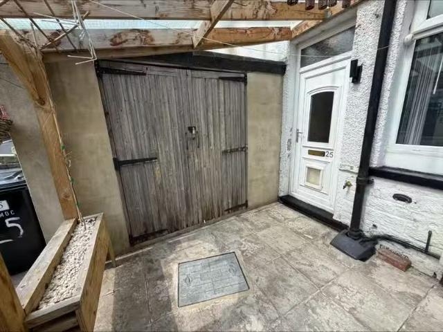 Nice 1 BA 2 bedroom terraced house for rent in Caister Street.