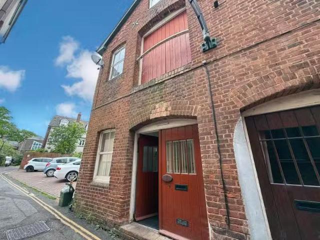 Just in! 1 BA 2 bedroom terraced house for rent in Friernhay S.