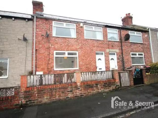 Unique 1 BA 2 bedroom terraced house for rent in Queens Street.