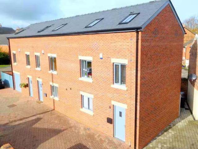 Nice 1 BA 2 bedroom terraced house for rent in Welsh Row Head.