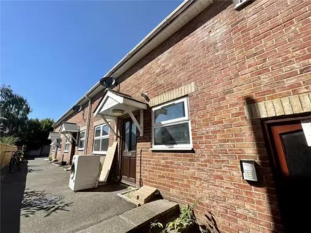 Cheap 1 BA 2 bedroom terraced house for rent in Wimborne Road.