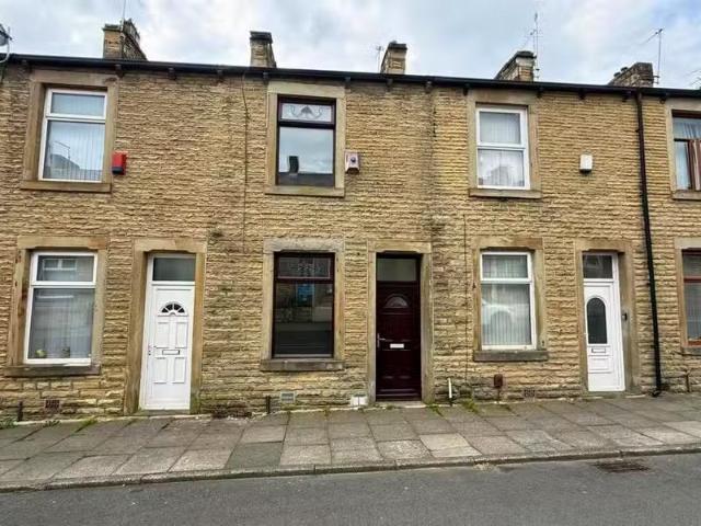 Cheap 1 BA 2 bedroom terraced house for rent in Wren Street, B.