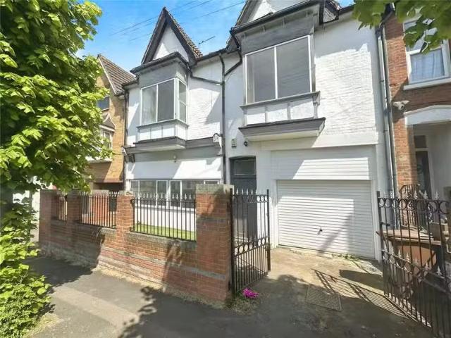 For Rent! 1 BA 4 bedroom Mid Terrace House to rent, Rock Avenu.