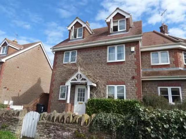 Cheap 1 BA 4 bedroom end of terrace house for rent in Loveridg.