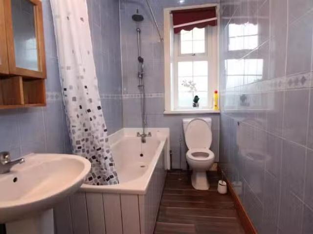 Cozy 1 BA 4 bedroom end of terrace house for rent in Upper Woo.