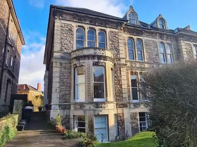 Cheap 1 BA 4 bedroom flat for rent in Ref 351 – Apsley Road Fi.