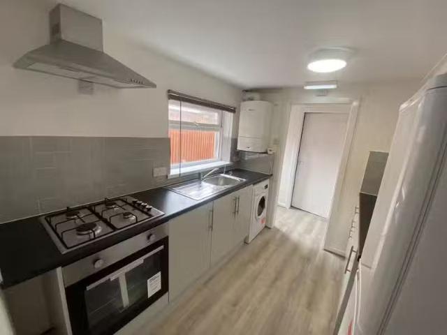 Cozy 1 BA 4 bedroom house for rent in Mostyn Road 4 bed, Edg.