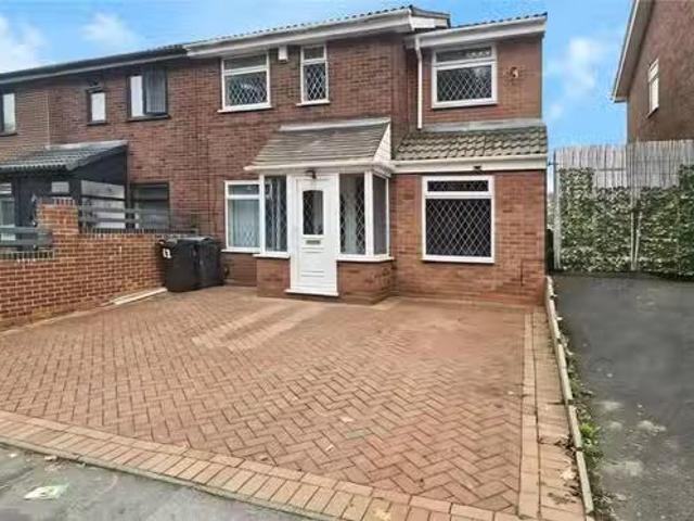 Charming 1 BA 4 bedroom semi detached house for rent in Winson.