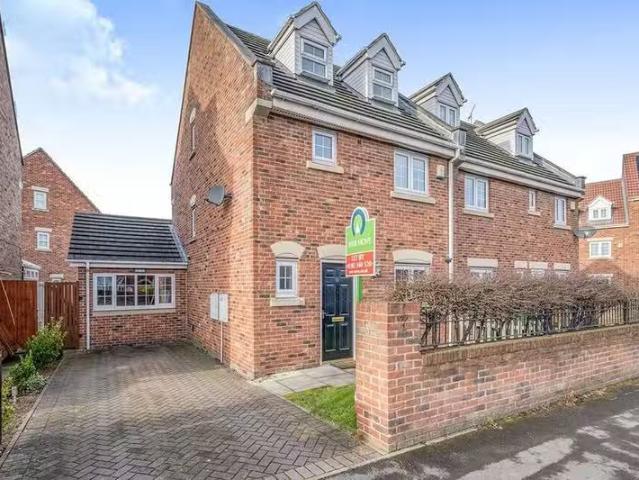 Charming 1 BA 4 bedroom Semi Detached House to rent, Greenfiel.