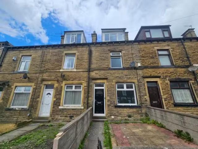 Nice 1 BA 4 bedroom terraced house for rent in Westfield Road.