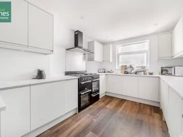 Nice 1 BA House share for rent in Room 2, 52 Ashdown Road, Wor.