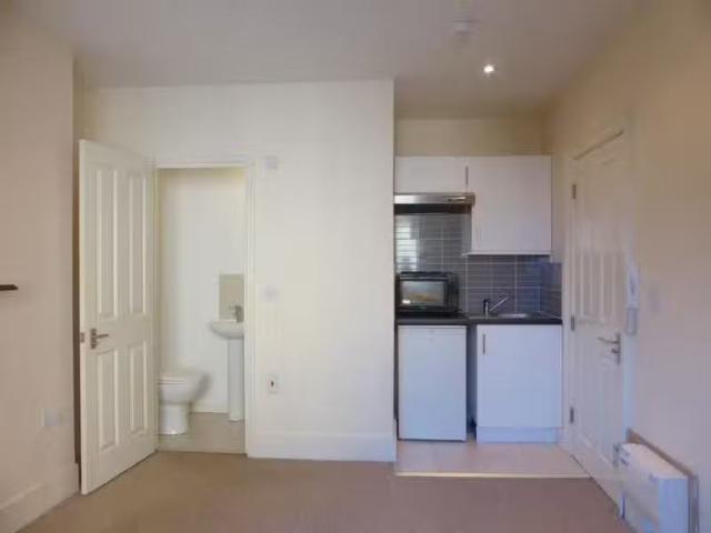 Cheap 1 BA Studio apartment for rent in Church Road P1179, BN3