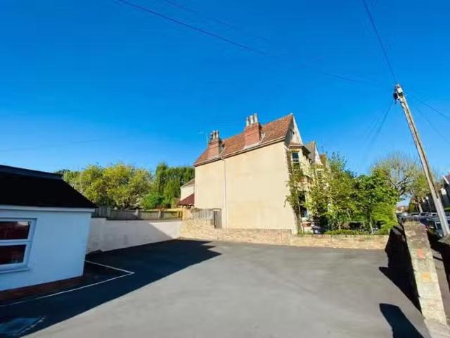 Charming 1 BA Studio flat for rent in Coldharbour Road, Bristo.