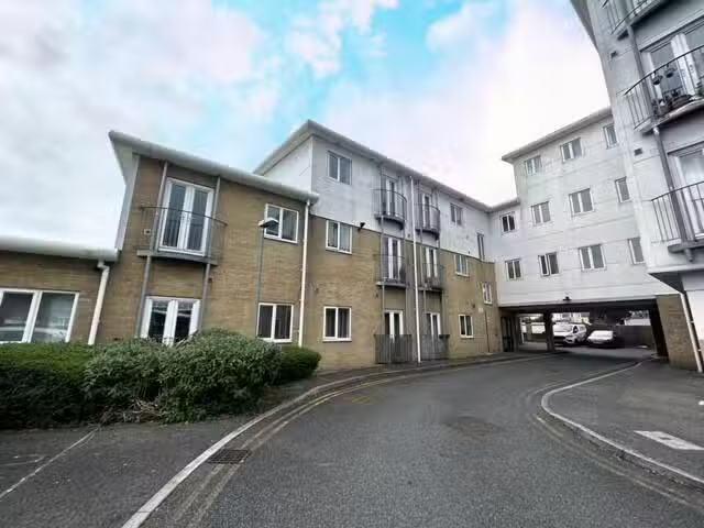 Nice 1 BA Studio flat for rent in Castle Lane West, Bournemout.