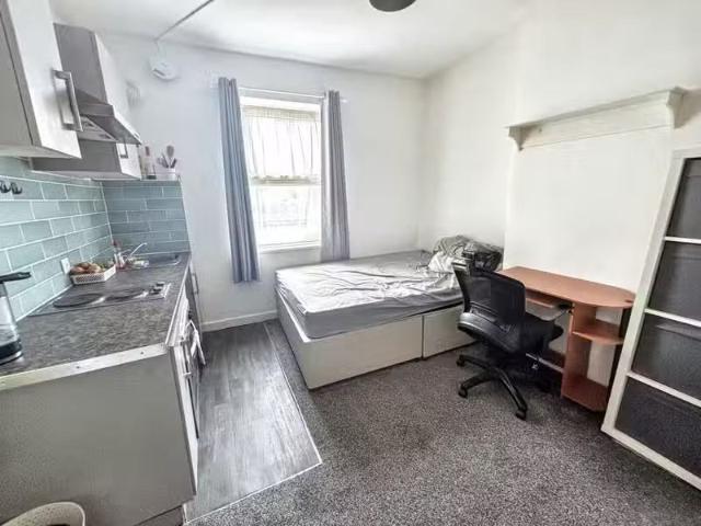 Charming 1 BA Studio flat for rent in Church Road, Lawrence Hi.