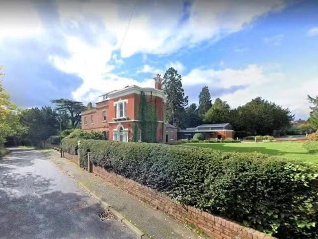 Cozy 1 BA Studio flat for rent in Clare Hall Manor, South Mim.