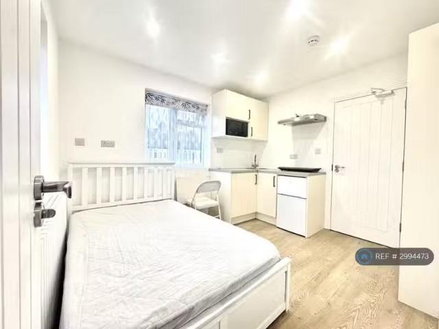 Cozy 1 BA Studio flat for rent in Beaulieu Drive, Pinner, HA5