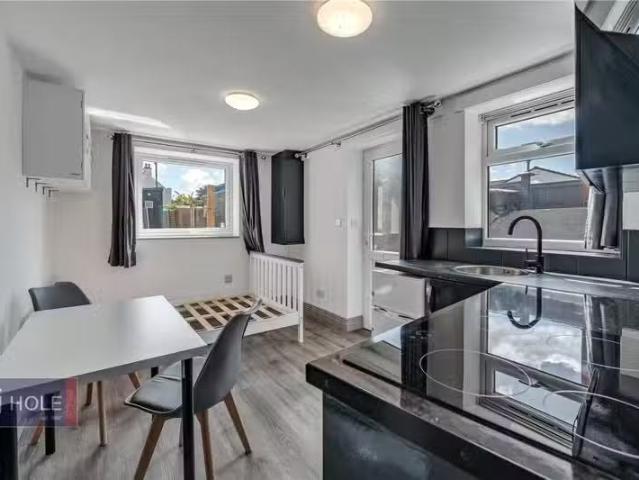 Nice 1 BA Studio flat for rent in Staple Hill Road, Bristol, S.