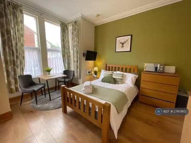 Nice 1 BA Studio flat for rent in Station Street, Cradley Heat.