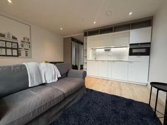 Deal! 1 BA Studio flat for rent in Queens Road, Weybridge, Sur.