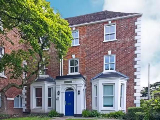 Cheap 1 BA Studio flat for rent in West Street, Blandford Foru.