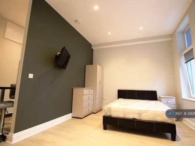 New 1 BA Studio flat for rent in Yelverton Road, Bournemouth.